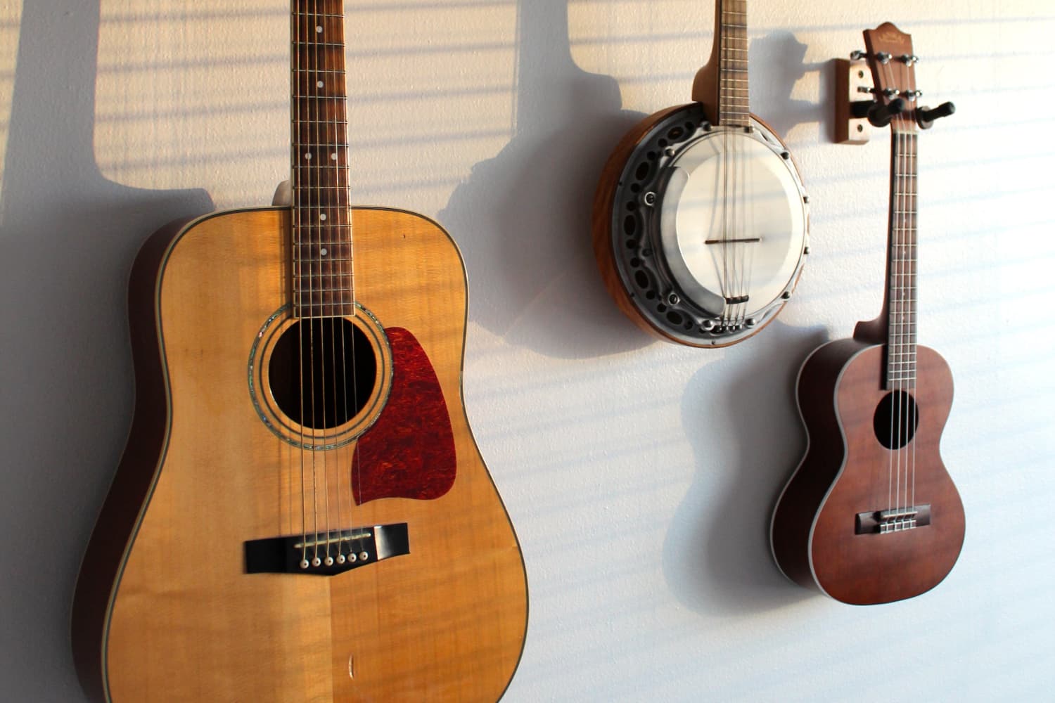5 Simple Yet Stylish Ways to Display Stringed Instruments | Apartment ...