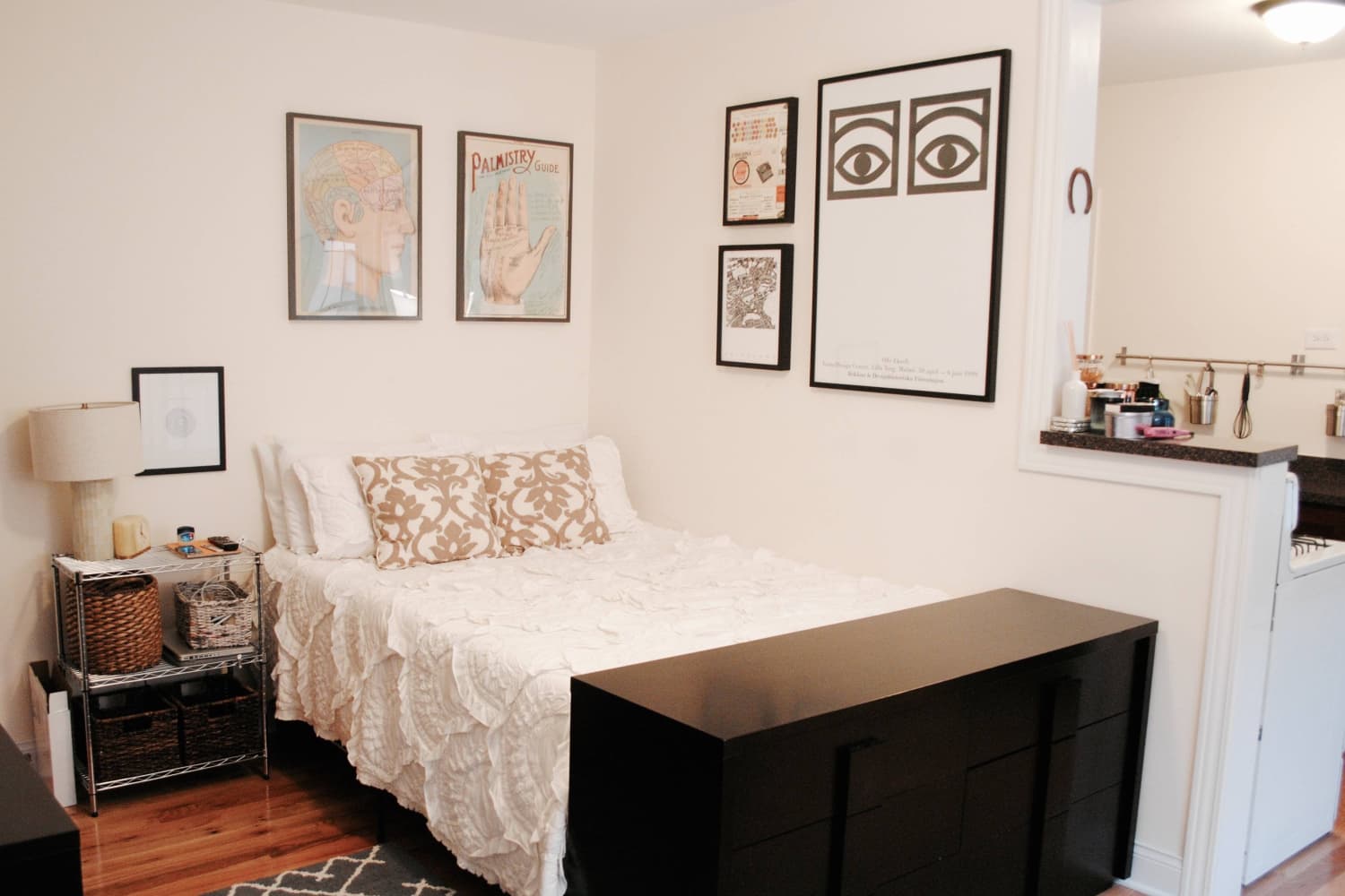 Anna’s “Accidentally Minimalist” Chicago Apartment | Apartment Therapy