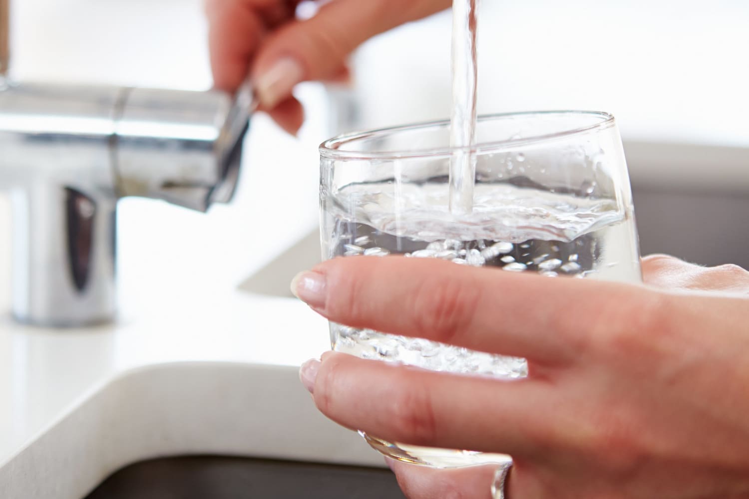 10 Tricks Guaranteed To Get You To Drink More Water Apartment Therapy 10-tricks-guaranteed-to-get-you-to-drink-more-water-apartment-therapy