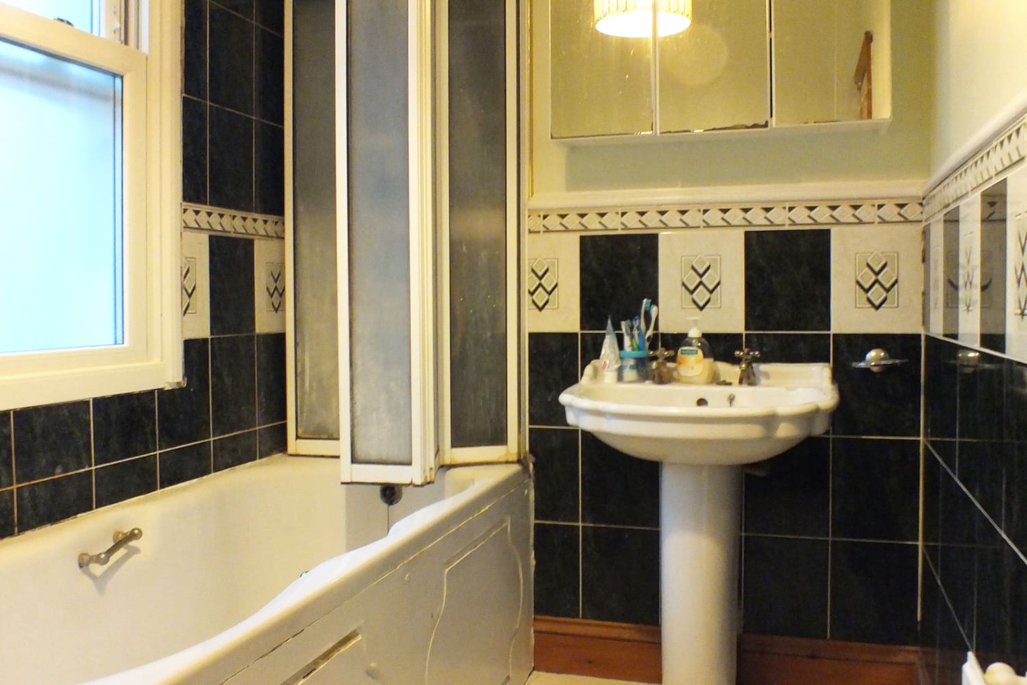 A British Bathroom Makeover: An Old Victorian Gets a New, Bright Look ...