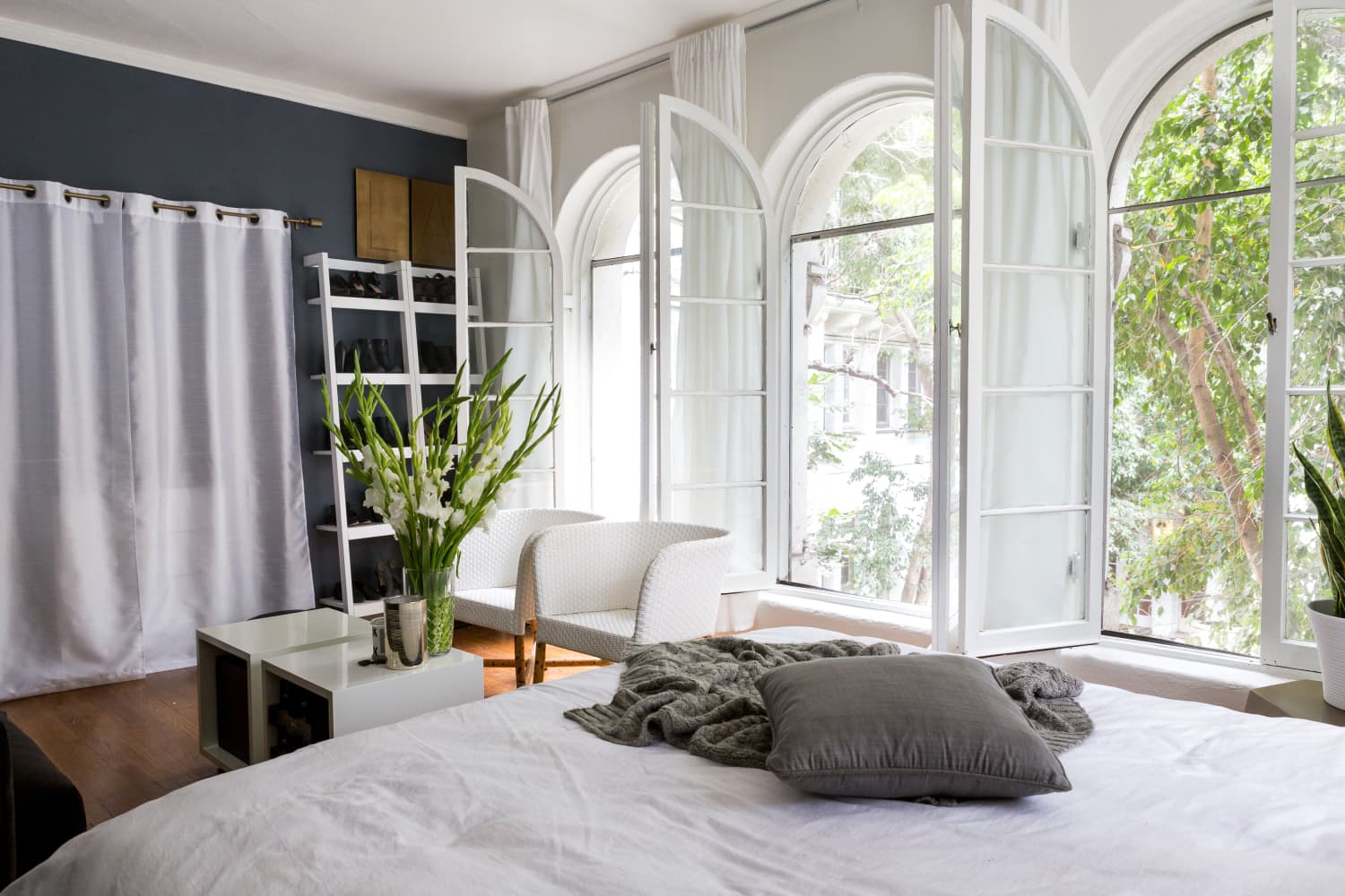 Spring Cleaning 2018 - Cleaning Windows Tips | Apartment Therapy