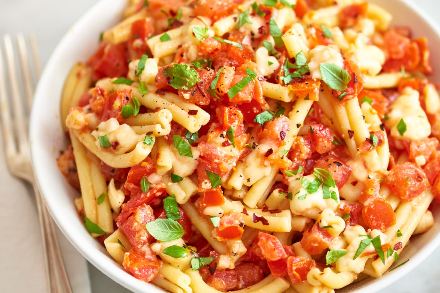 Pro Home Cooks on the Best Way to Eat a Ripe Tomato | The Kitchn