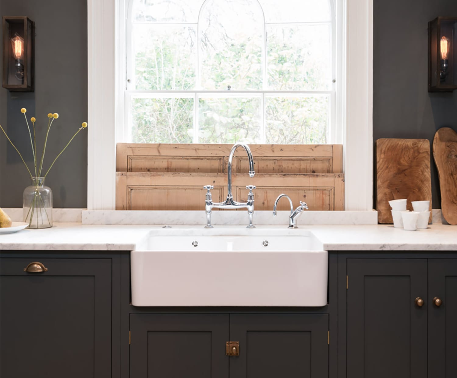 Farmhouse or Apron Sinks: Everything You Need to Know | Apartment Therapy