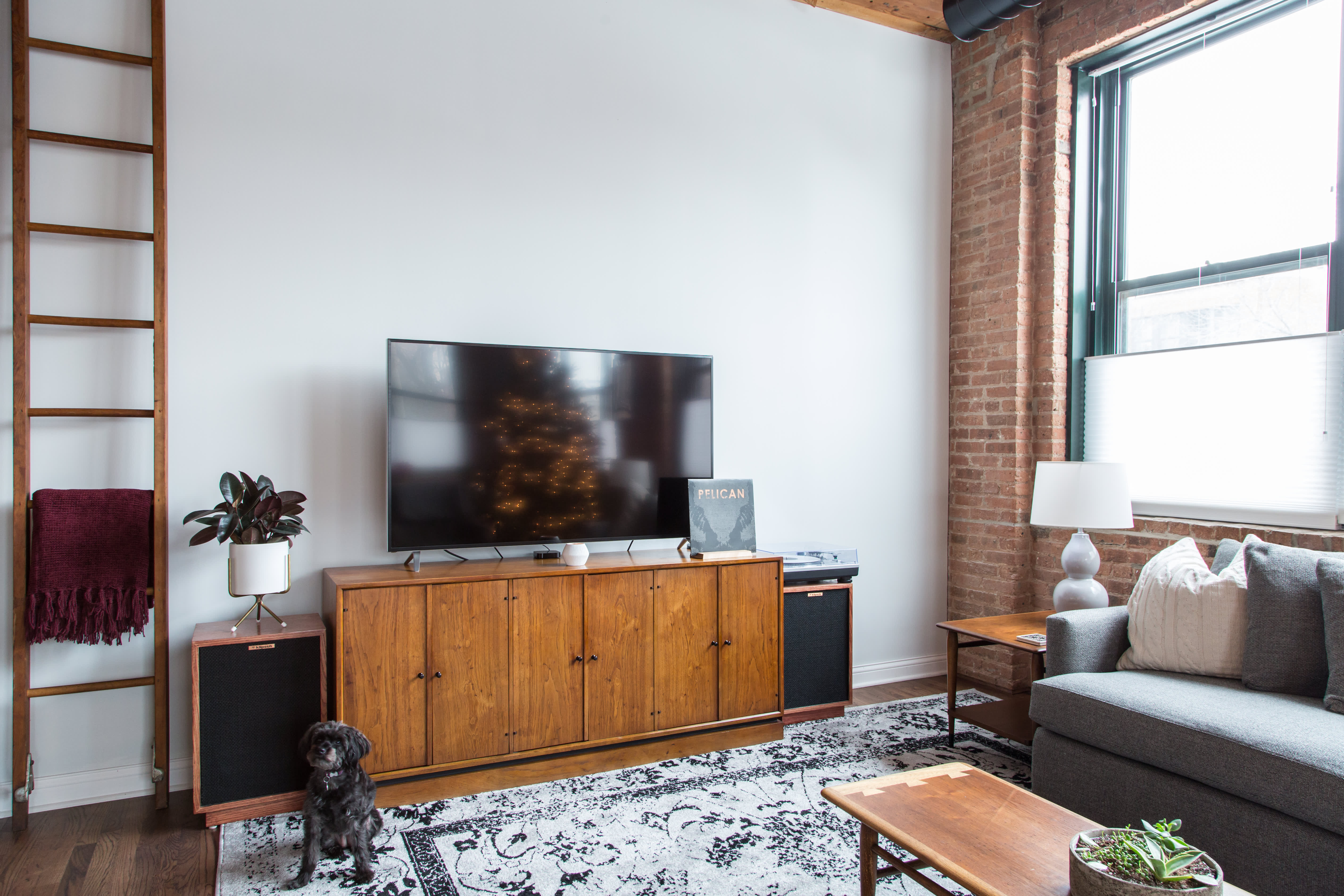 House Tour: A Classic Chicago Loft Decorated for Christmas | Apartment ...