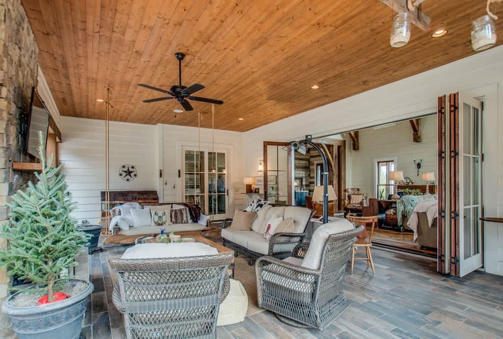 Miley Cyrus Buys a Modern Farmhouse in Her Tennessee Hometown ...