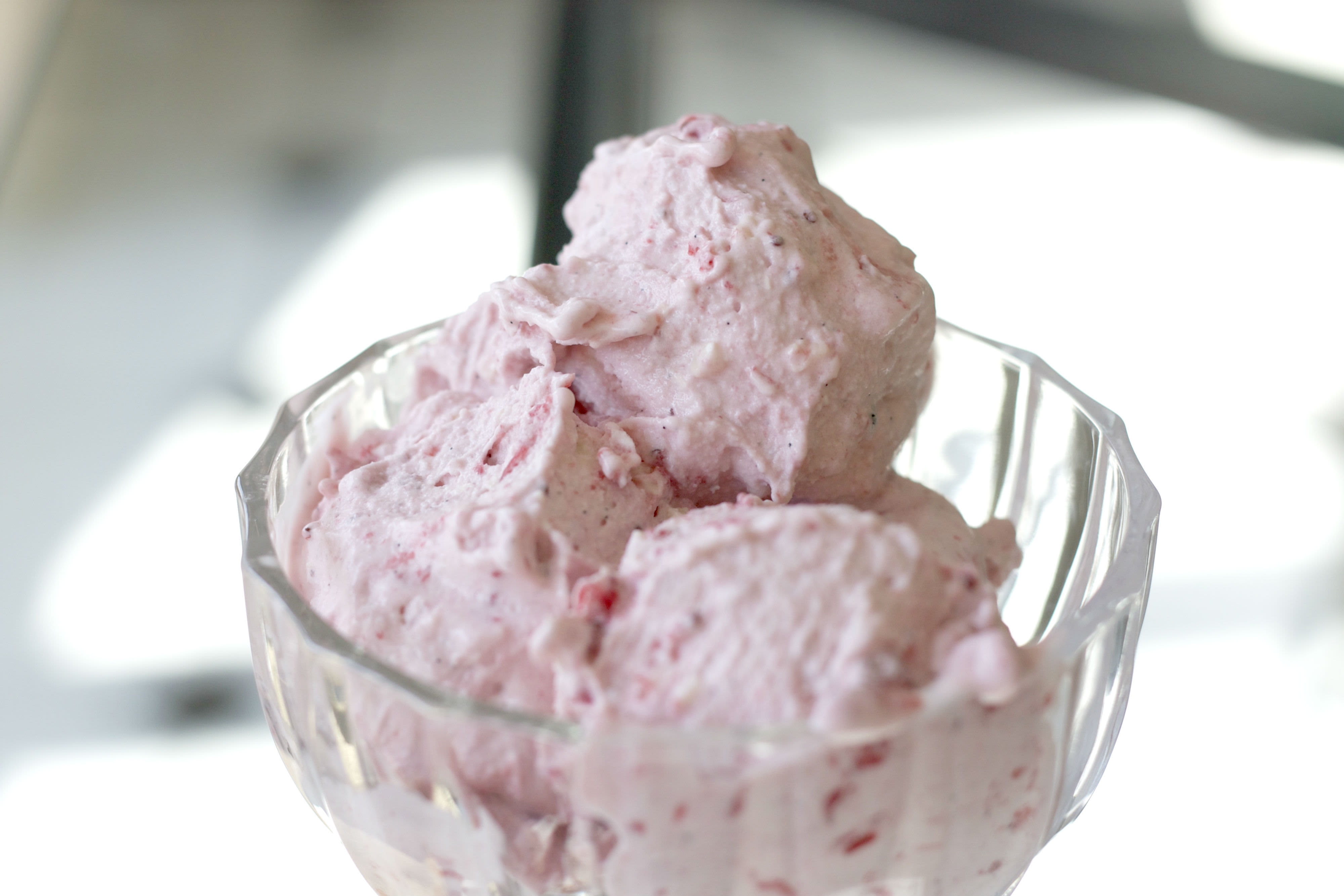 Explosive Recipe! Strawberry Ice Cream with White Chocolate-Covered Pop ...