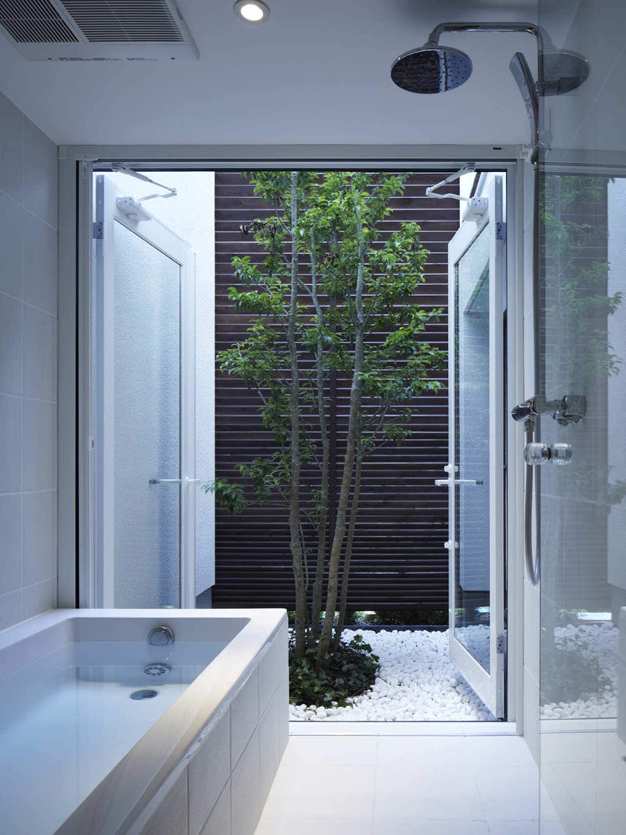 13 Beautiful Indoor/Outdoor Bathrooms | Apartment Therapy