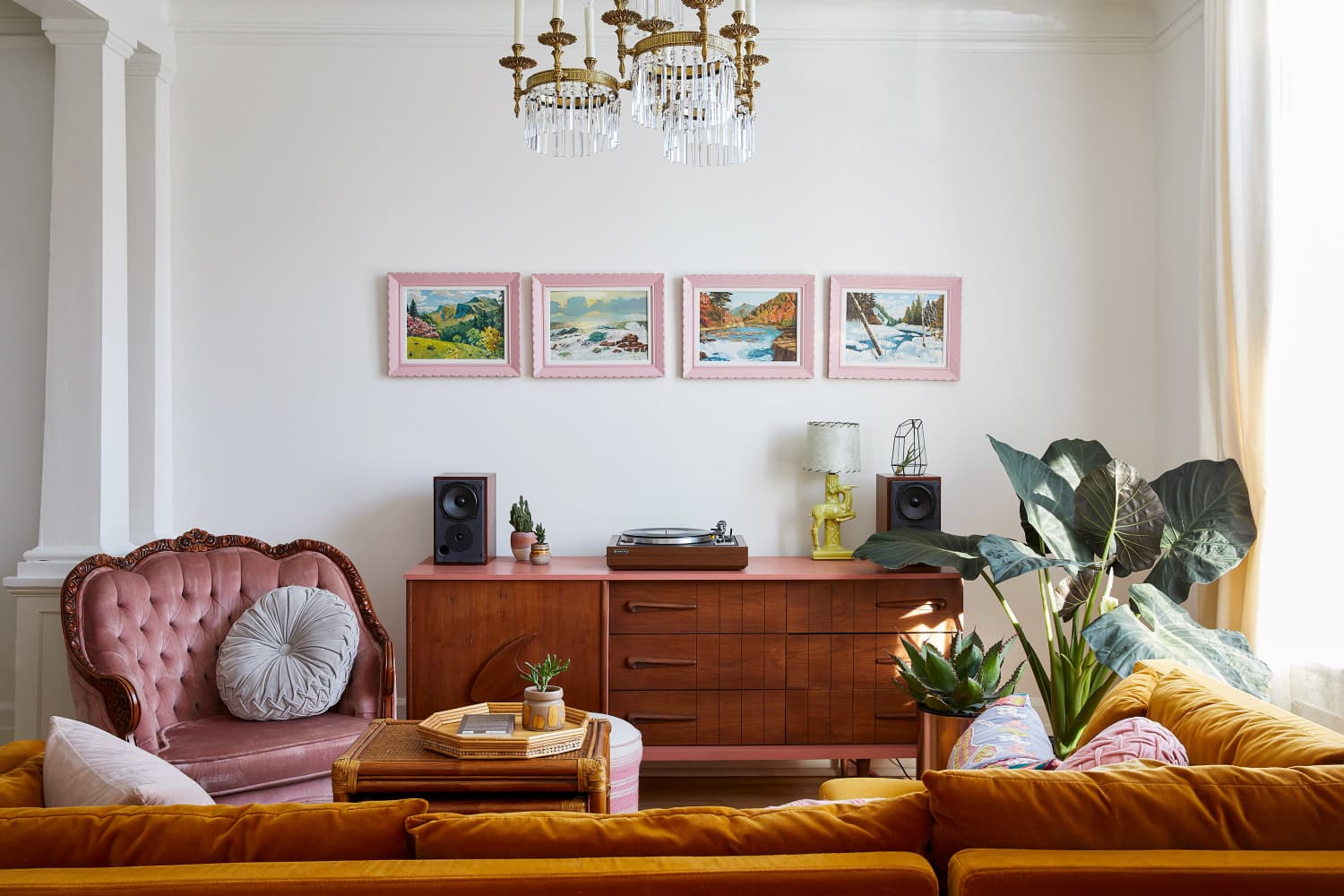 The Best Circle and Disk Pillows for Your Living Room Sofa | Apartment ...