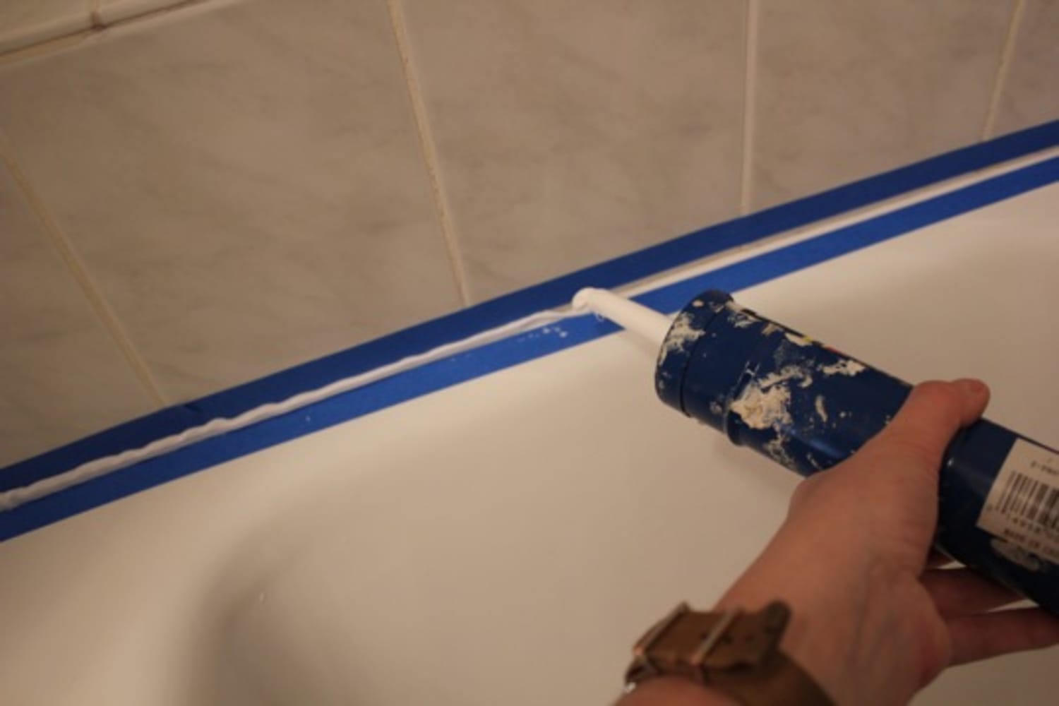 How to Caulk a Bathtub — 8 Easy Steps to Caulk Your Bathtub | Apartment ...