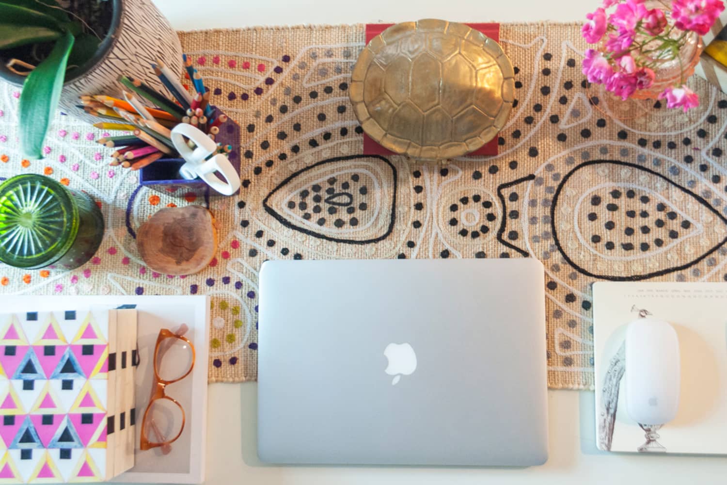 This Expandable Desktop Bookshelf Will Declutter Your Desk Once and For ...