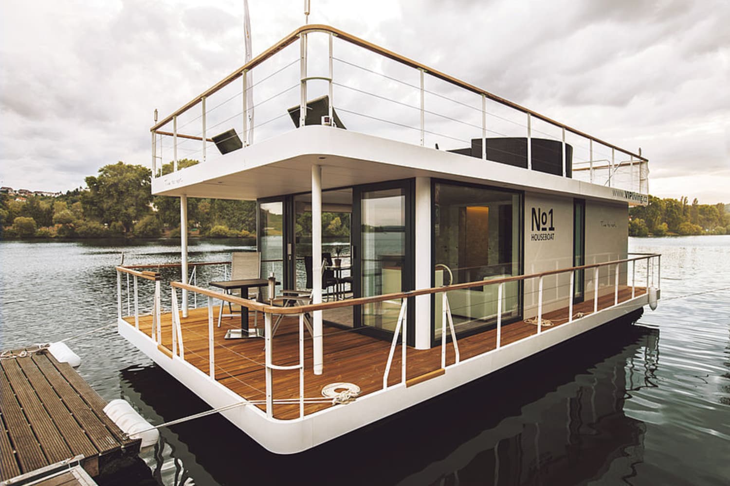 The Tiny Houseboat That Makes Me Want to Escape Manhattan Apartment Therapy