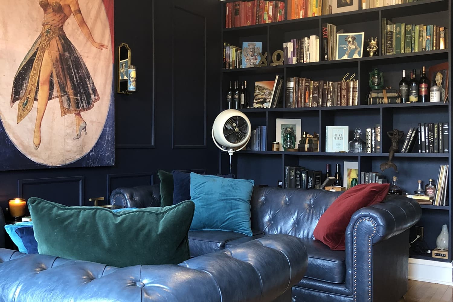 This Dark and Dramatic Home's Style Is Tranquil Library Meets Speakeasy ...
