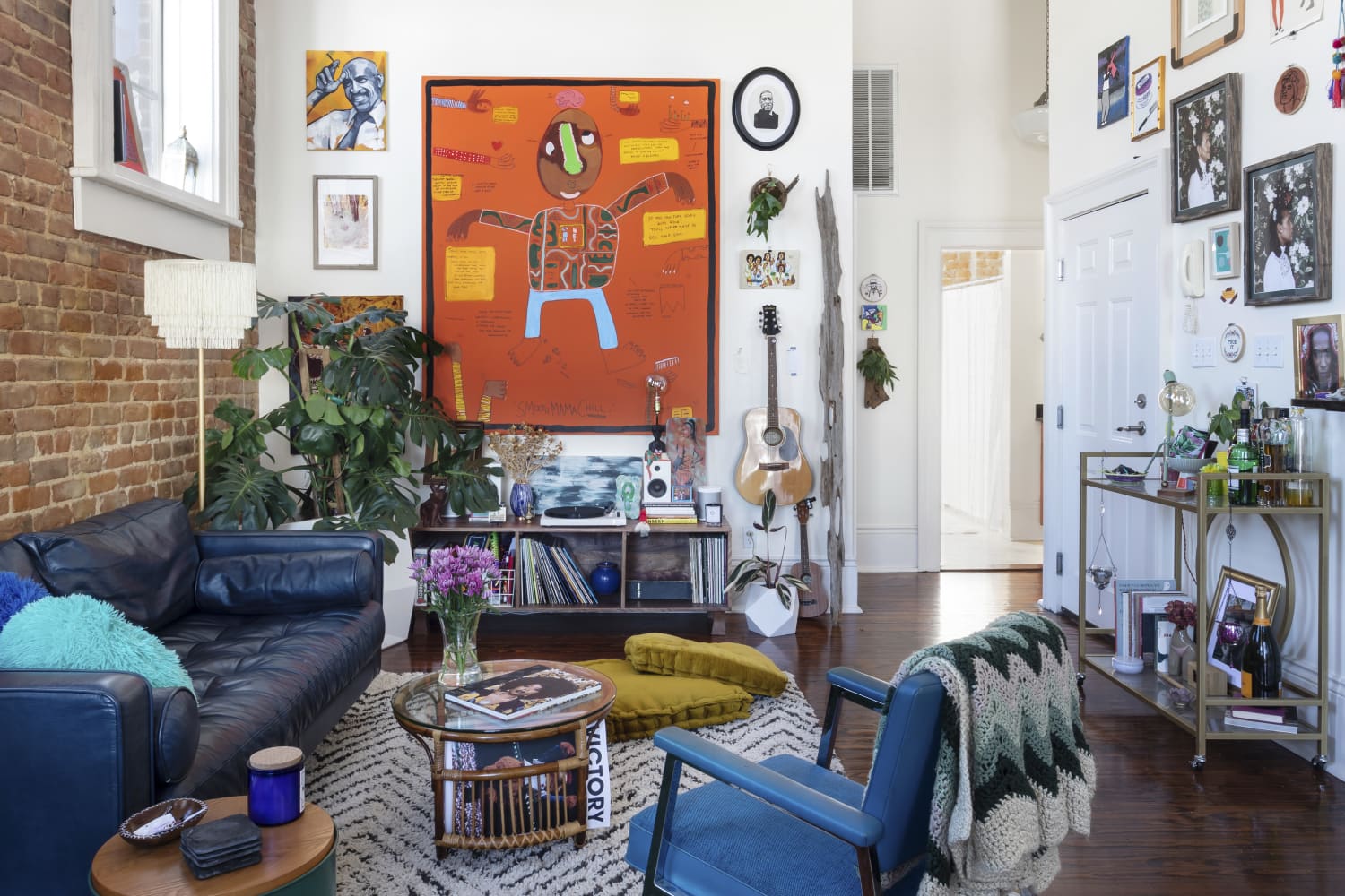 You Should Consider These Overlooked Spots for Hanging Art | Apartment ...