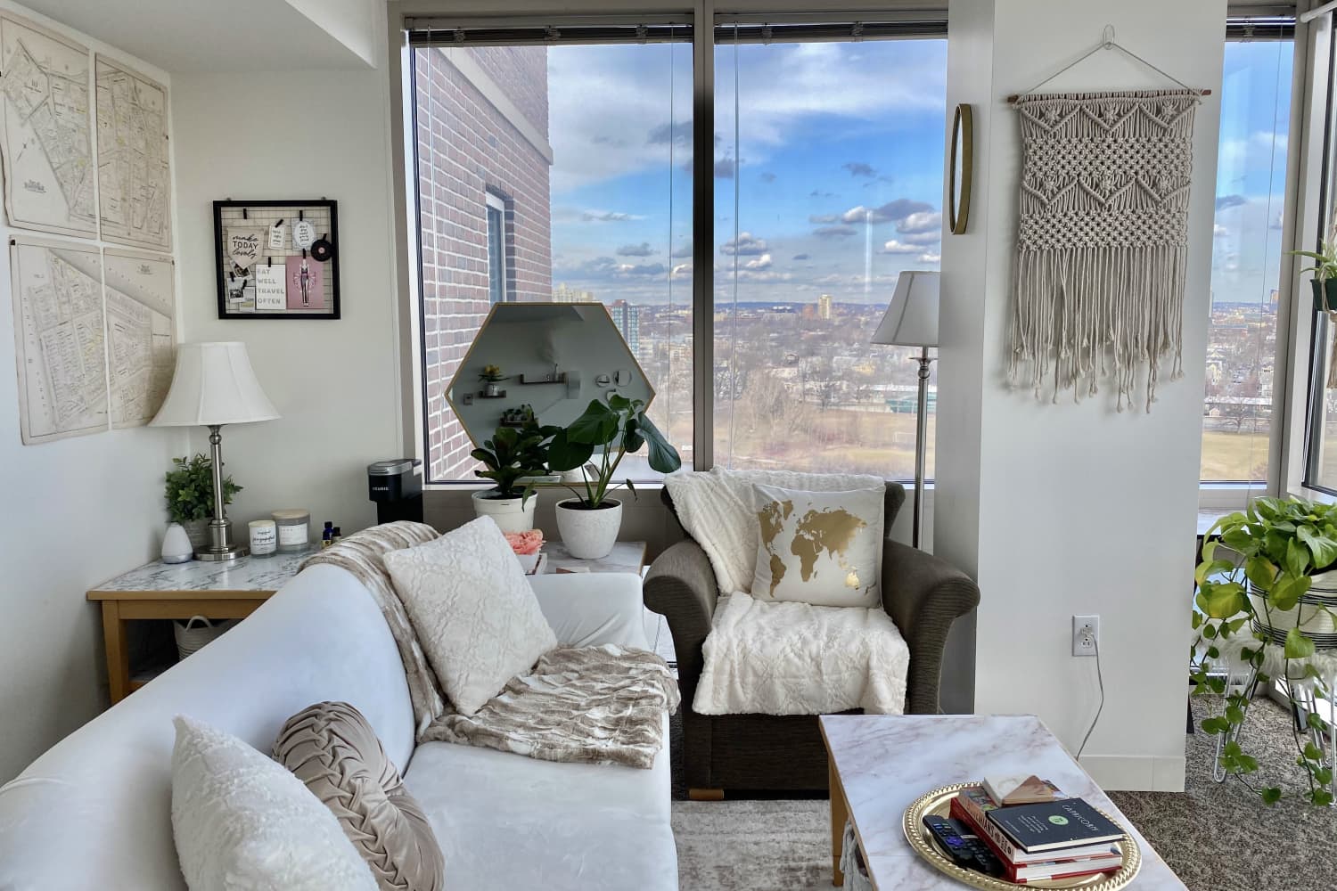 A Small, Stylish Studio Apartment Doesn't Feel the Least Bit 'Dorm-y ...