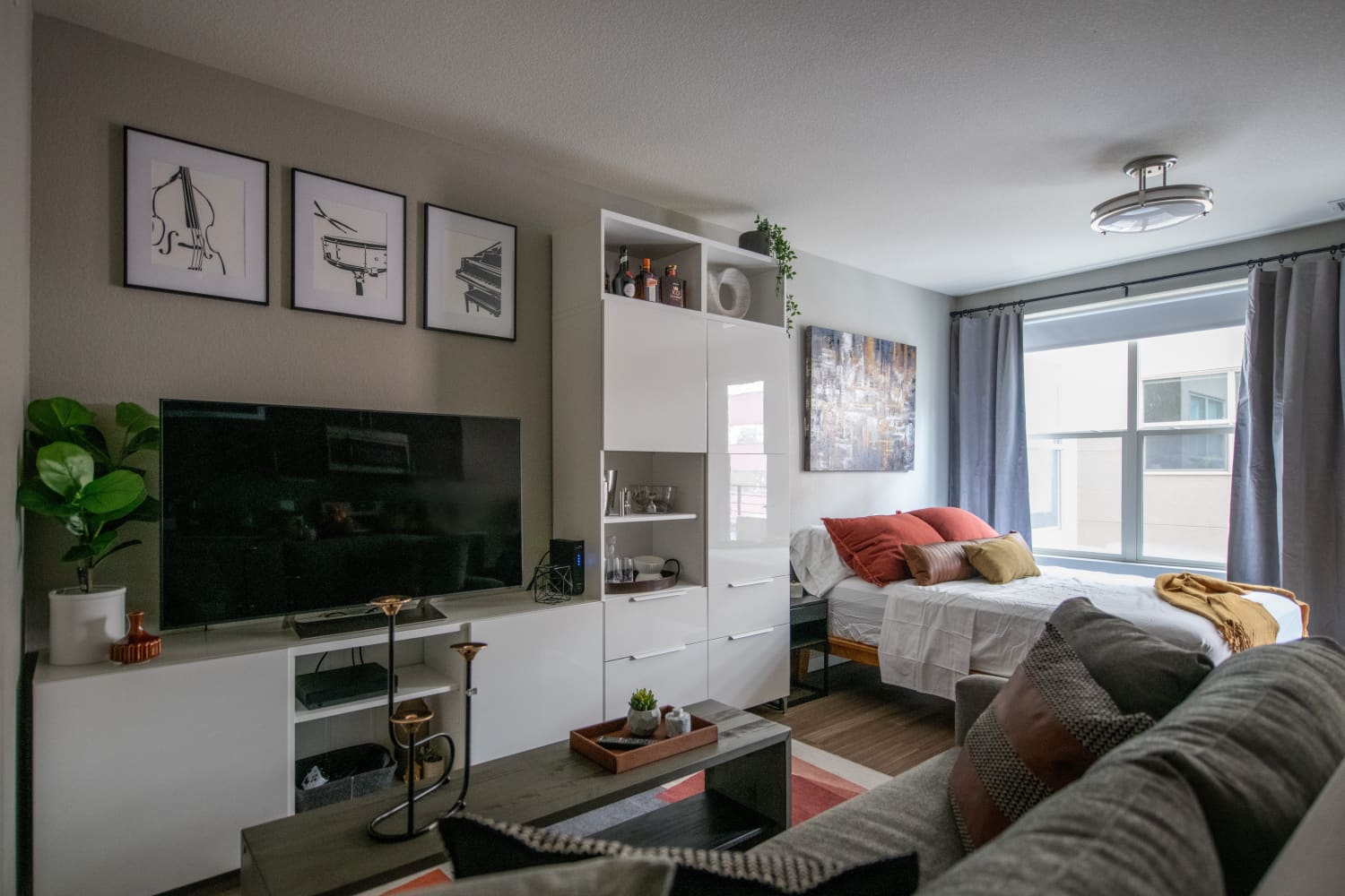 400-Square-Foot Studio Smart Layout and Vertical Storage | Apartment ...