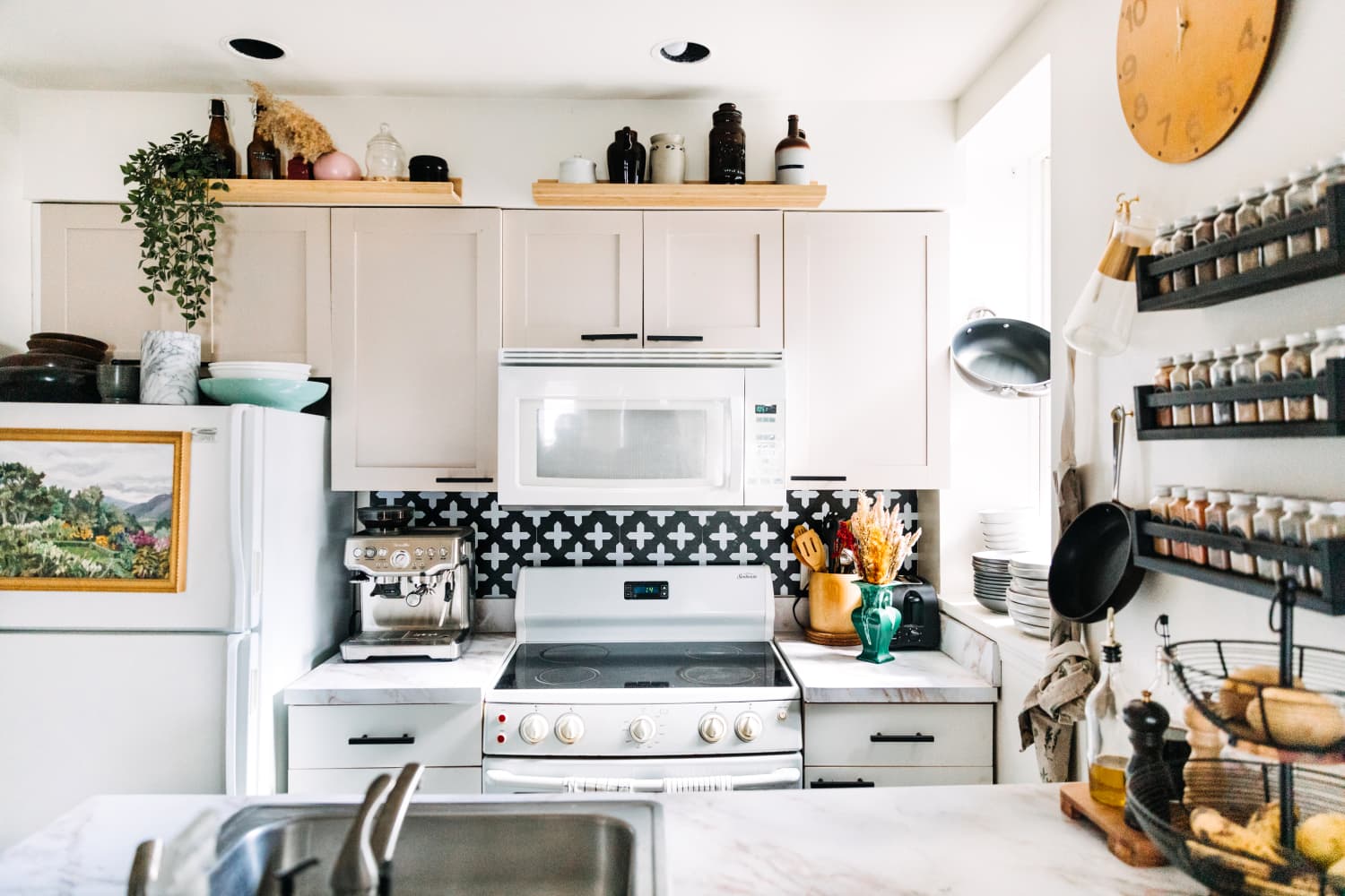 This Decorating Trend Can Dress Up Your Kitchen Instantly | Apartment ...