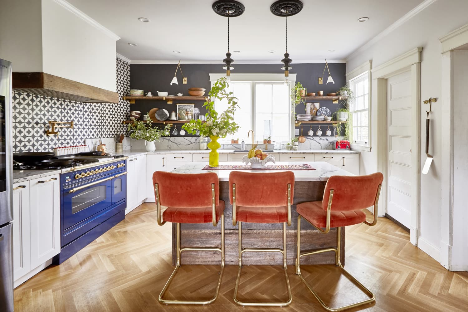 6 Kitchens That Will Persuade You to Embrace a Closed Floor Plan ...