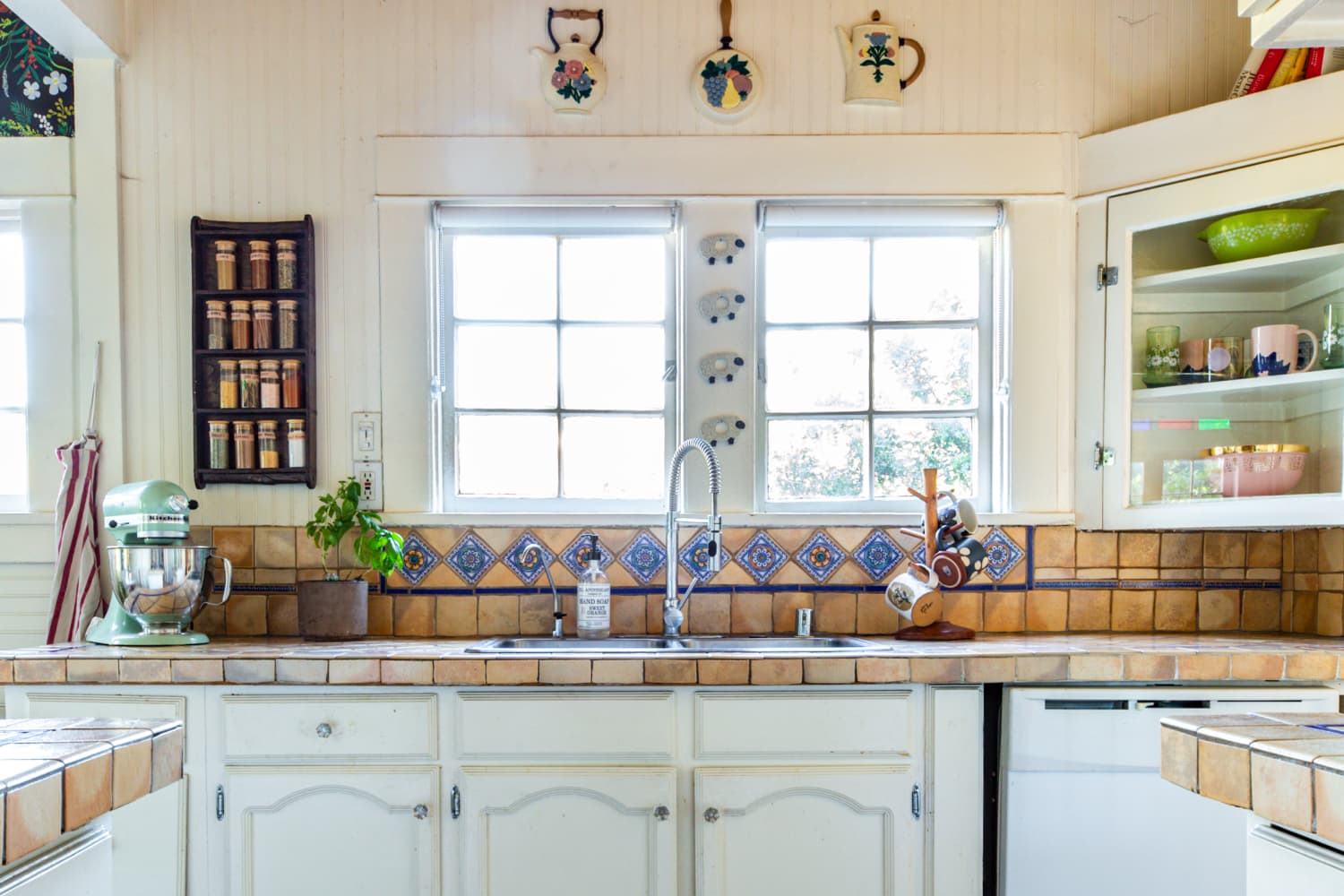 13 Best Airbnb Kitchen Essentials, According to a Superhost | The Kitchn