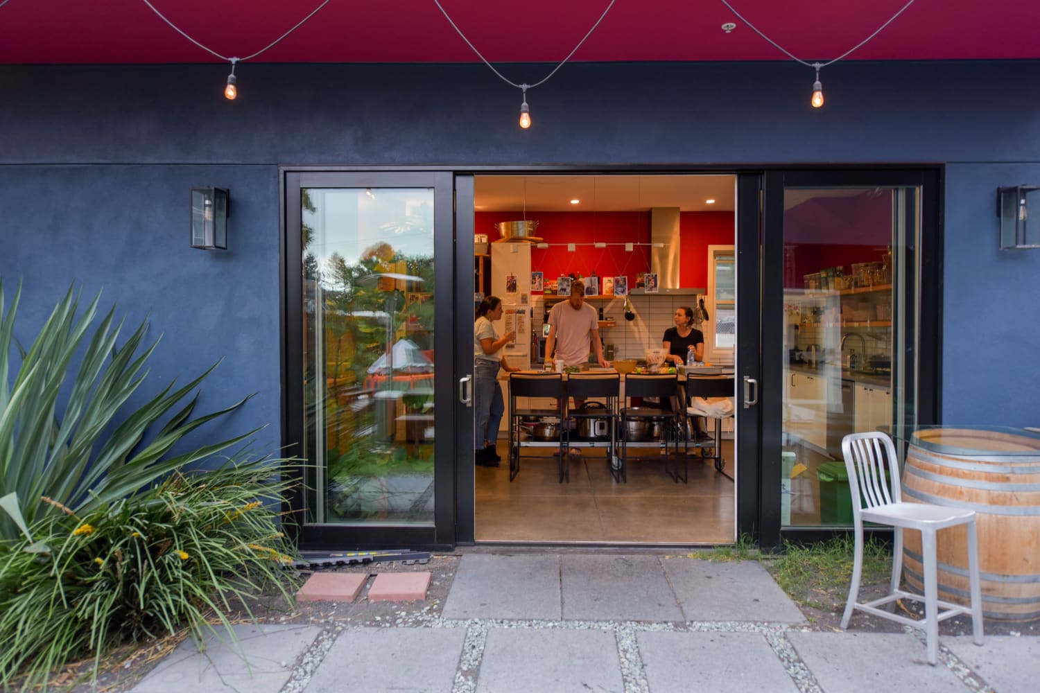 See Inside the Radish Commune in Oakland, Home to 23 People | Apartment ...