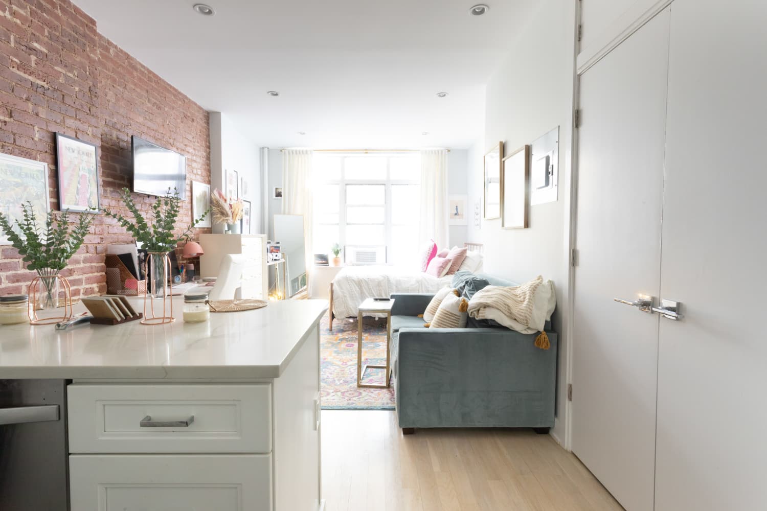 How to Create a Home Office In a Studio Apartment Living Room ...