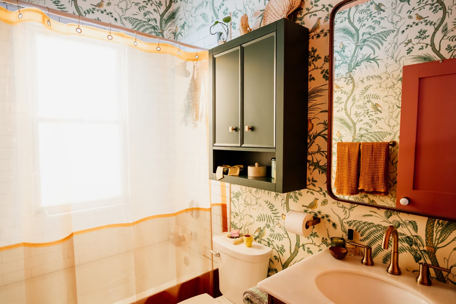 Vintage Apothecary-Style Bathrooms Are Everywhere Right Now | Apartment ...