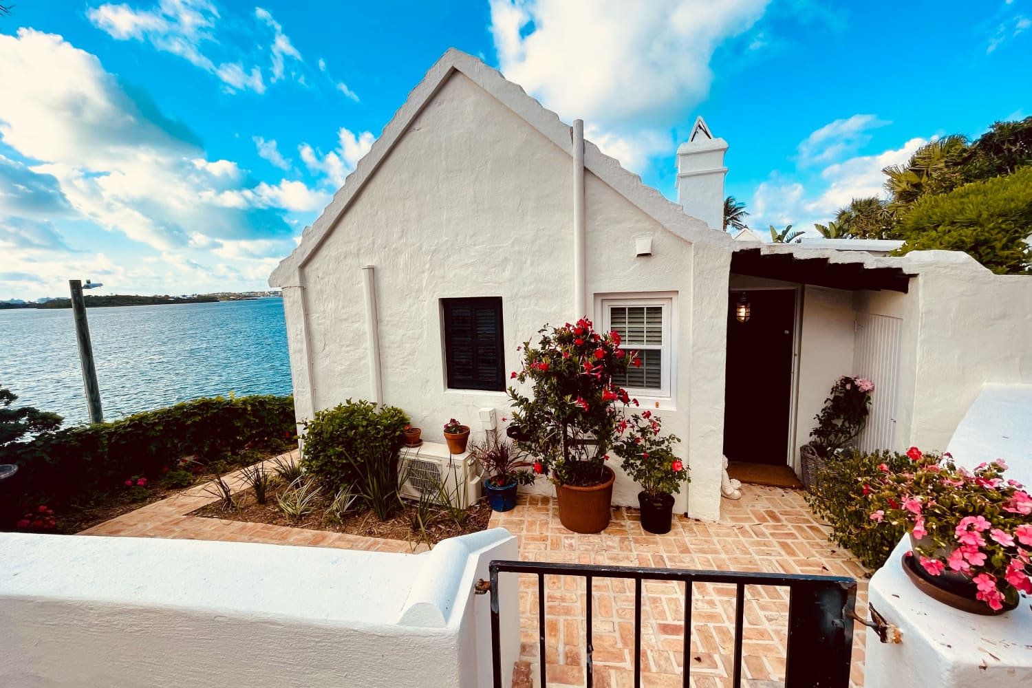 Tour an 'Industrial Farmhouse by the Sea' Cottage in Bermuda ...