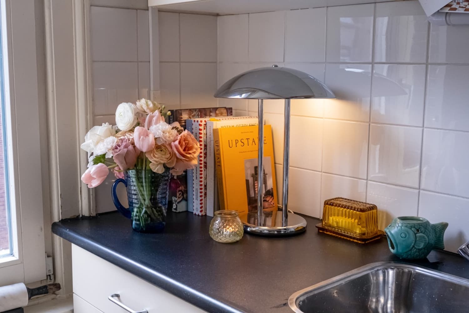 See How To Display Cookbooks To Make Your Kitchen Feel Cozy | Apartment ...