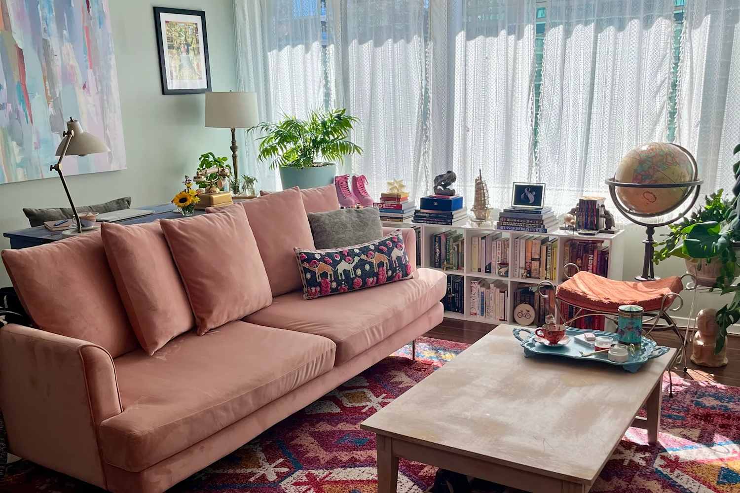 See Inside a Chicago Rental Apartment With Bold Blue Bedroom ...