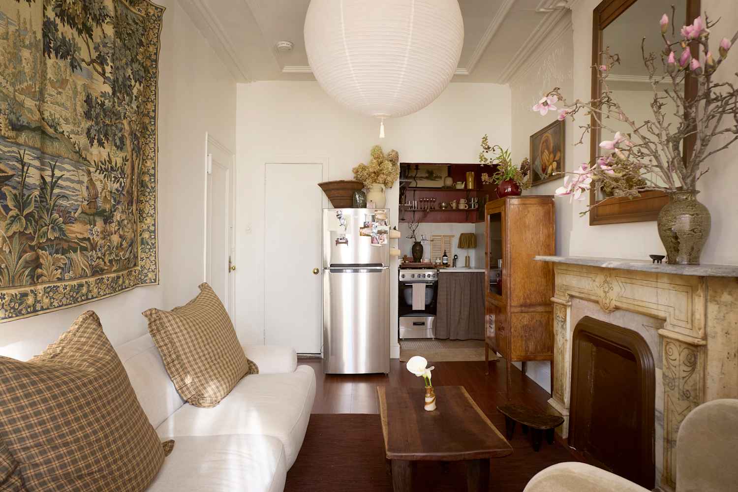Tour a 325-Square-Foot NYC Rental with Genius Layout Hacks | Apartment ...