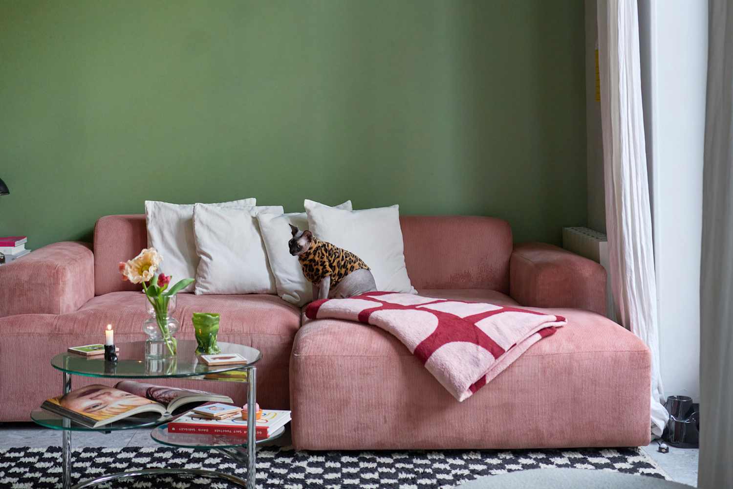 Tour a Bold 323-Square-Foot Paris Rental Studio Apartment | Apartment ...