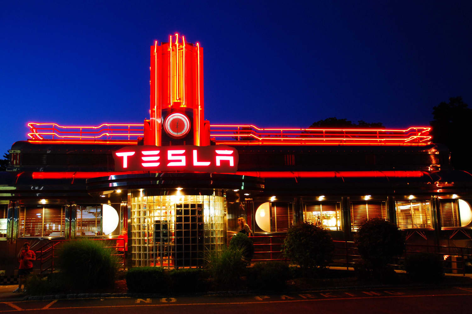 Tesla Will Build a Supercharger Drive-In Theater and Diner in Los ...