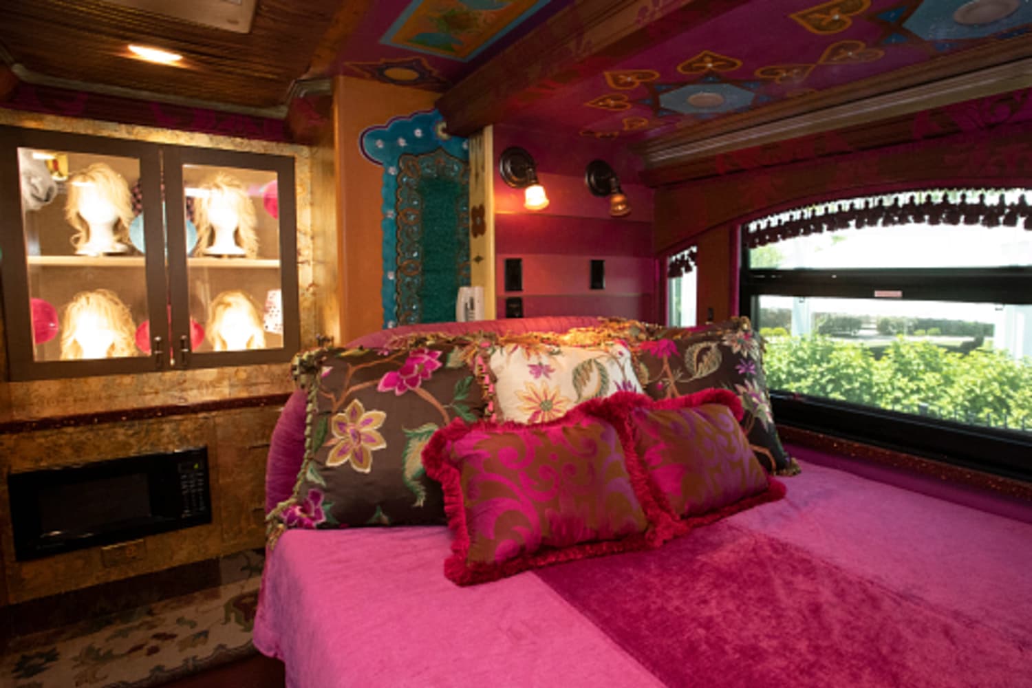 You Can Now Spend The Night on Dolly Parton’s Dreamy Tour Bus ...