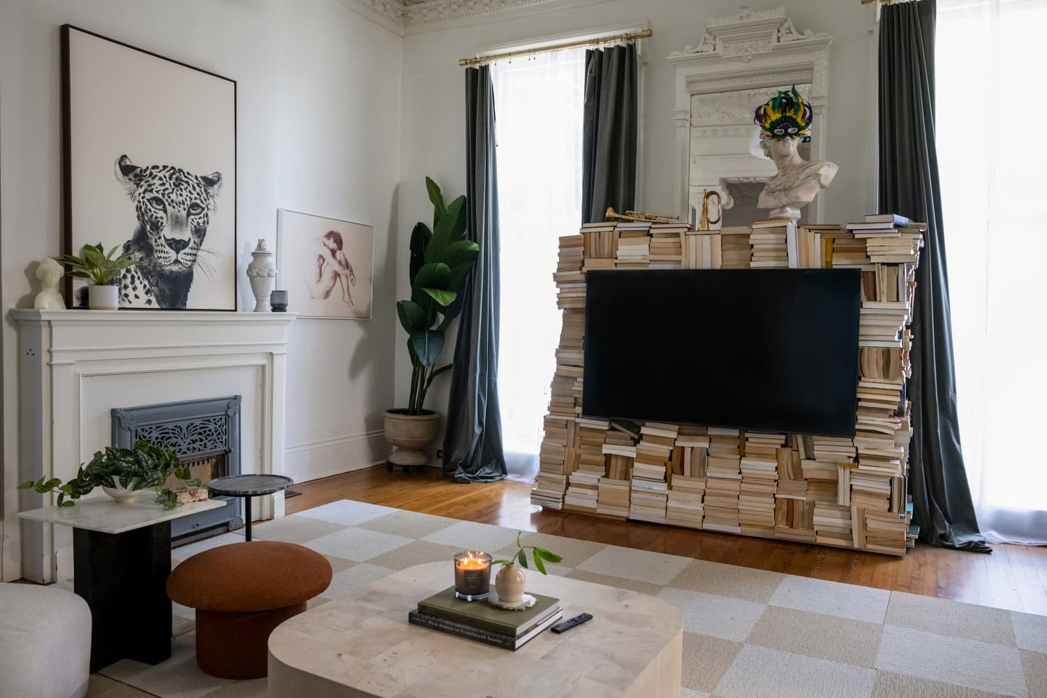 This "Queer Eye" TV Display Made of Books Is a Rule-Breaker | Apartment ...