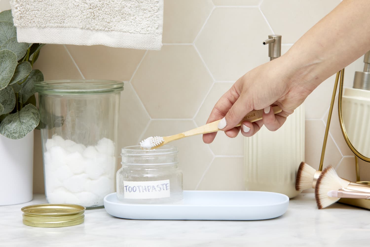 How to Make a DIY Homemade Toothpaste (Only 4 Ingredients) | Apartment ...