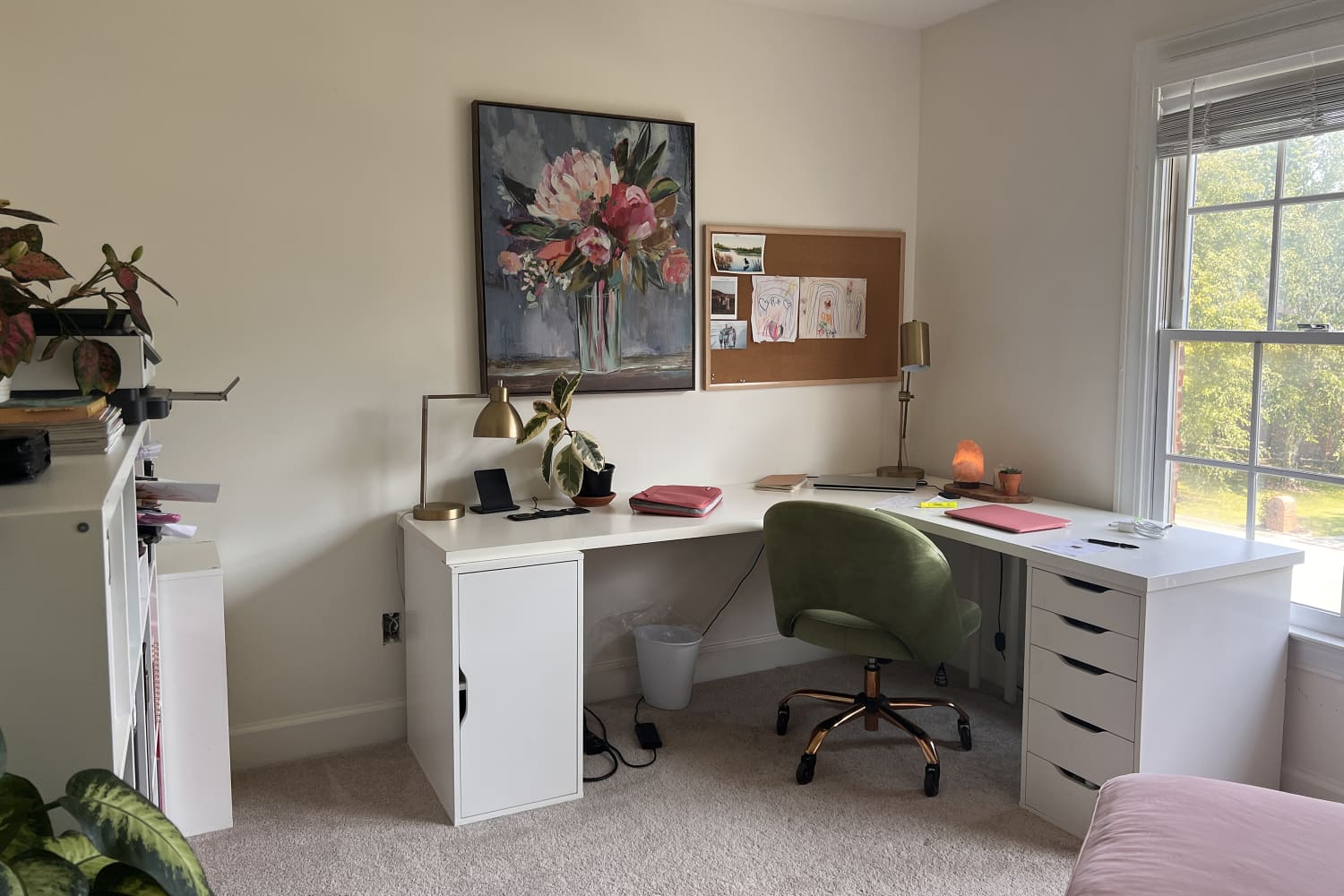 3 Things to De-Stress My Desk, According to a Career Coach | Apartment ...