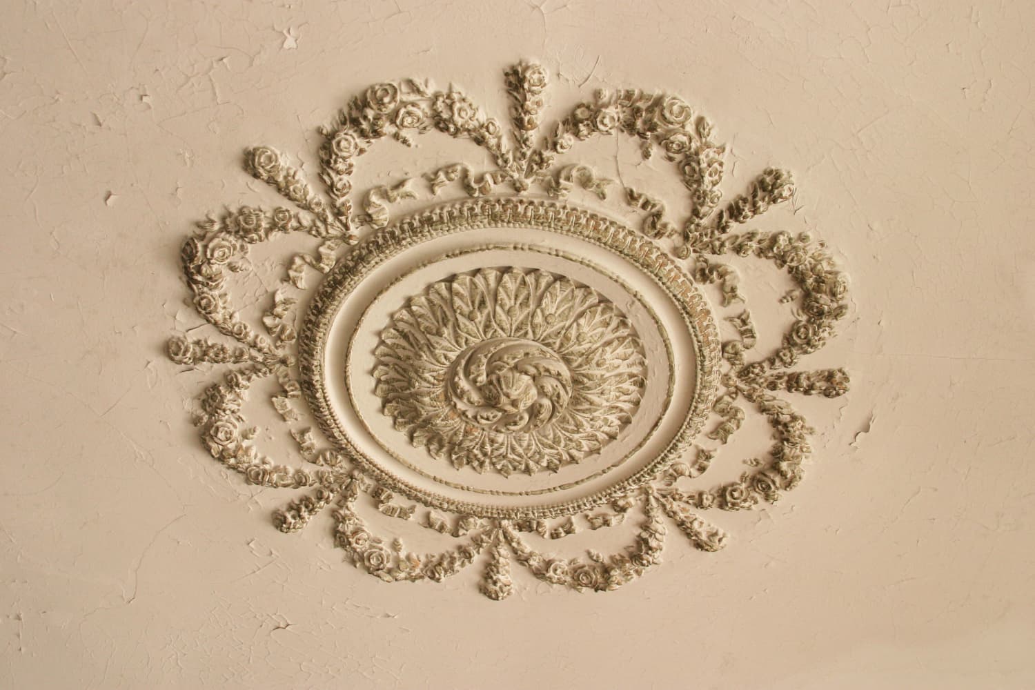 What Is a Ceiling Medallion? | Apartment Therapy