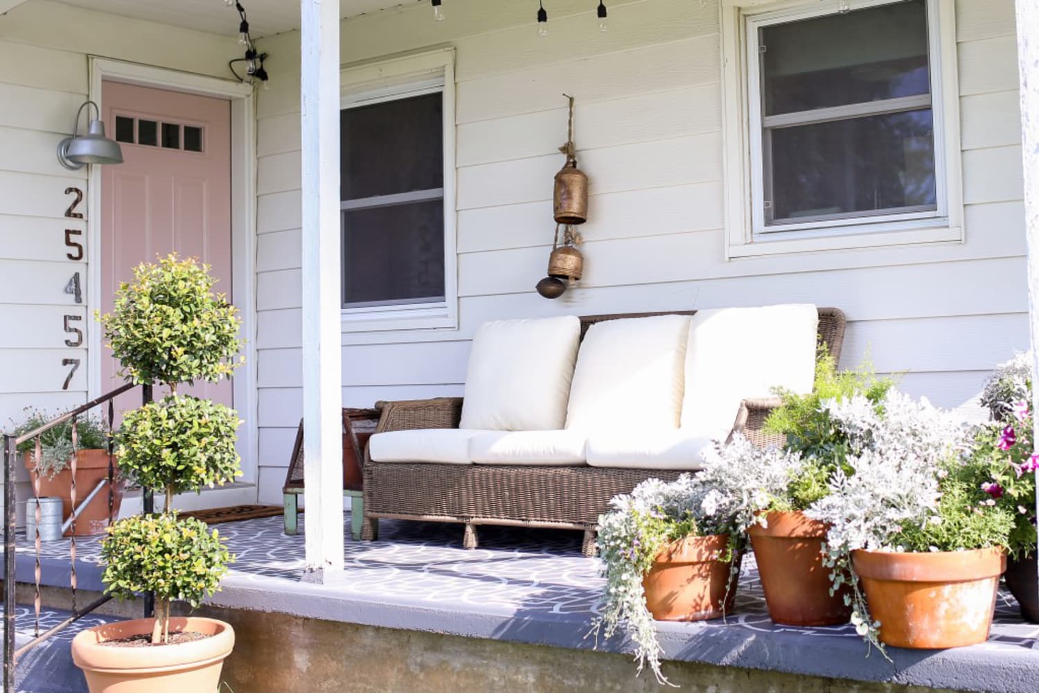 15 Stylish, Welcoming Front Porch Decorating Ideas | Apartment Therapy