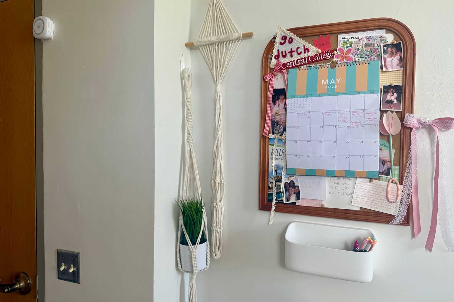 This Cute Wall Calendar Moment Is the Perfect Combo of Decor and ...