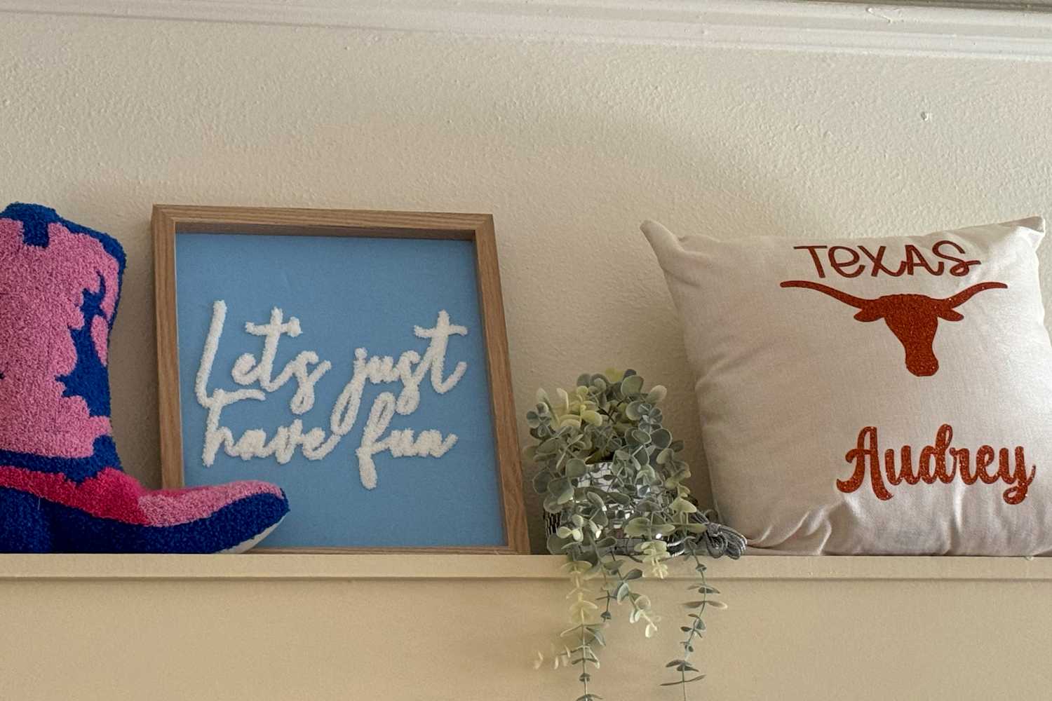 This UT Austin Freshman Made Her Dorm Cozy and Colorful | Dorm Therapy