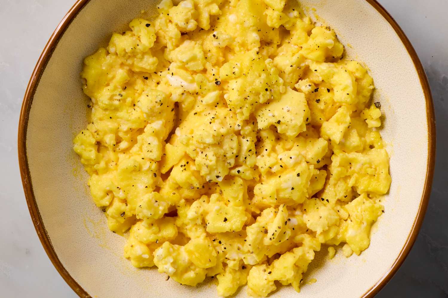 how to make scrambled egg in the microwave
