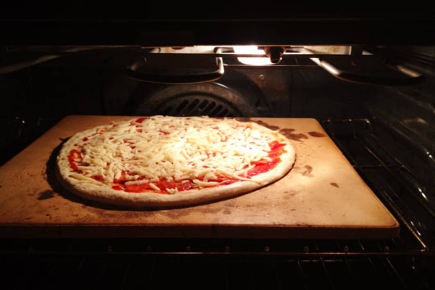 how to cook pizza using oven