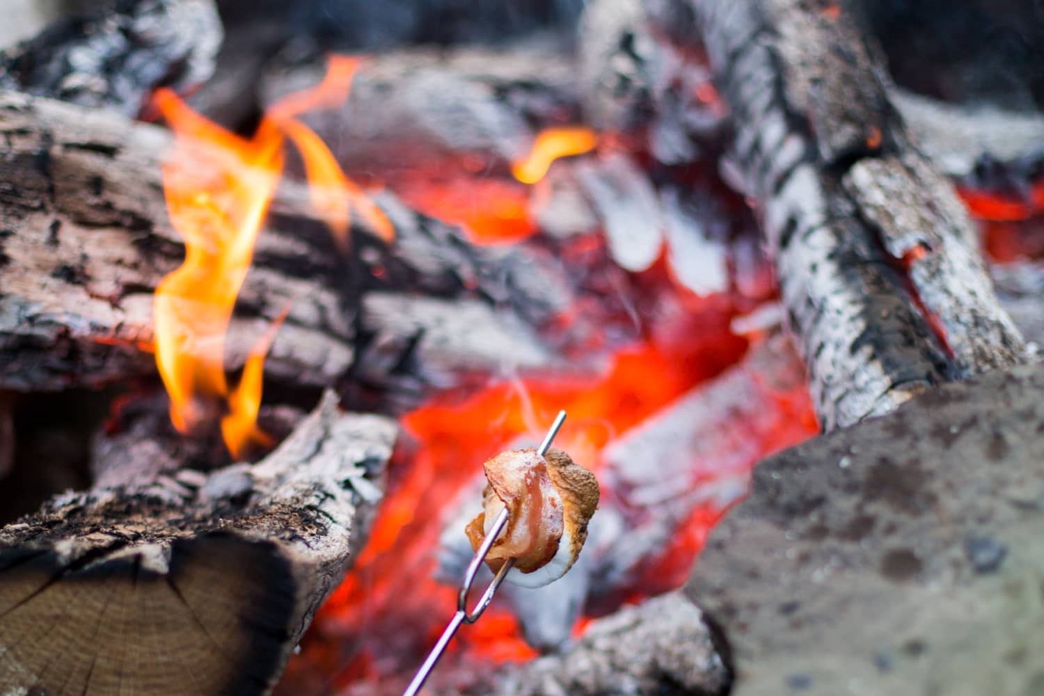how to cook burgers on a fire pit