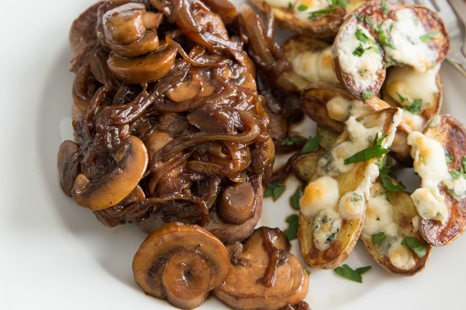 how to cook steak in the oven with mushrooms and onions