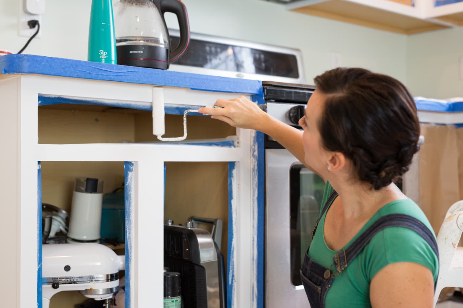 How to Paint Kitchen Cabinets Like a Pro: A Guide for Beginners ...