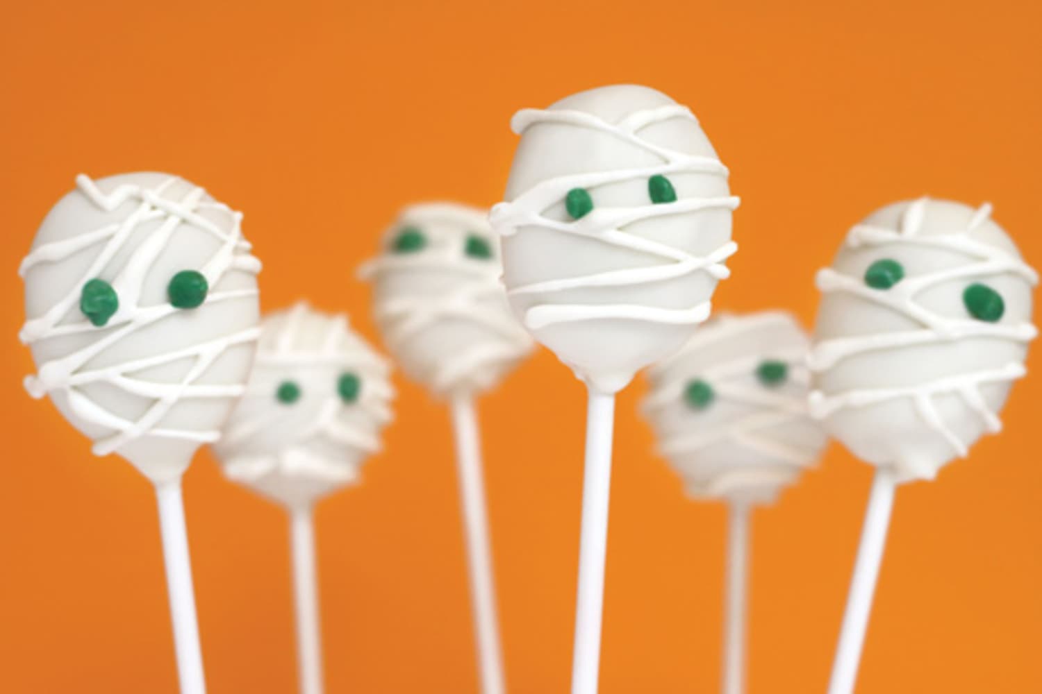 mummy cake pops