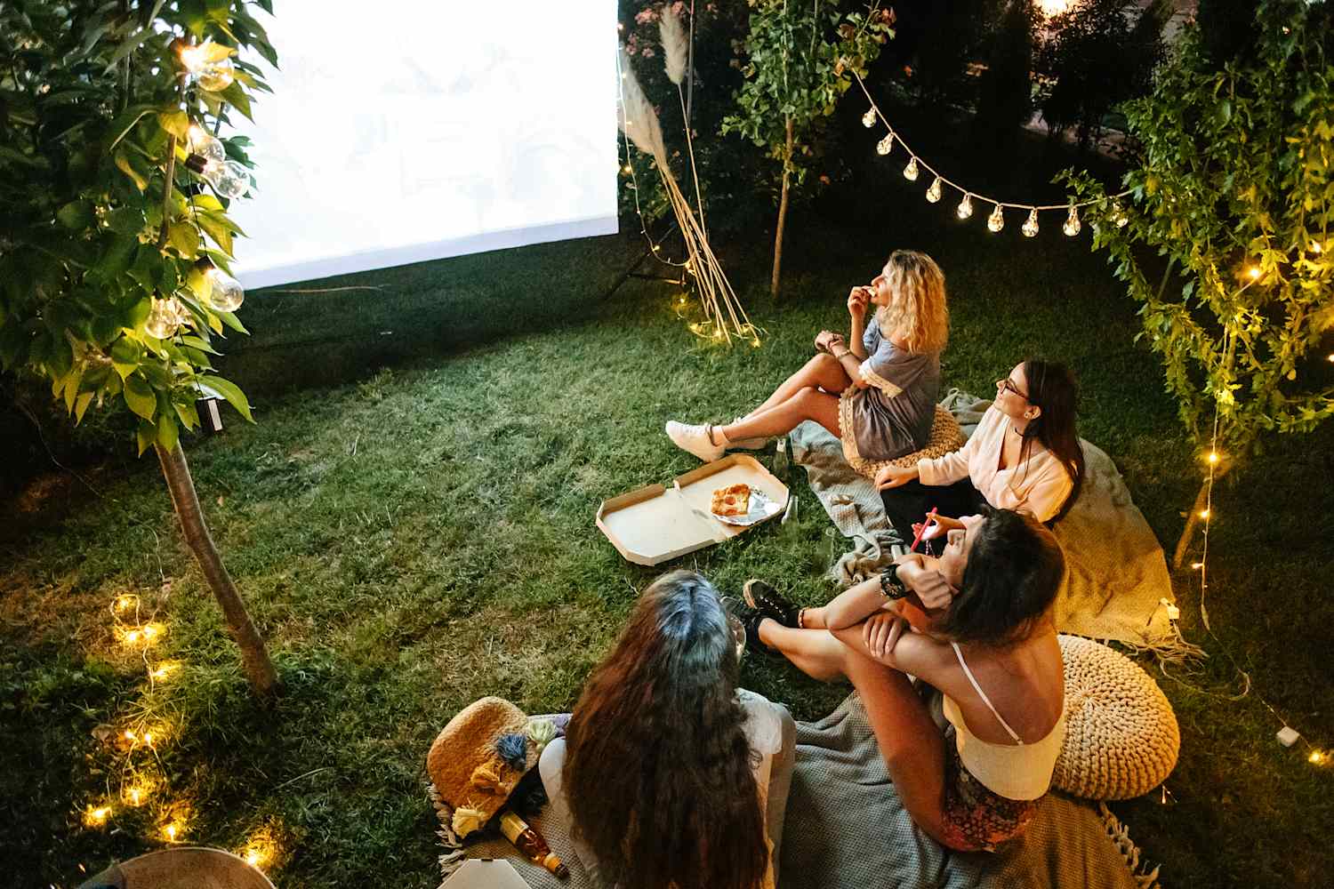 The Aarco Matte White Standing Projection Screen Is Genius | Apartment ...