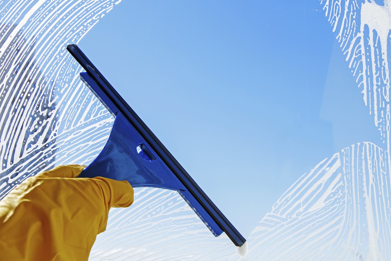 How to Clean Windows Without Streaks, According to Experts | Apartment ...