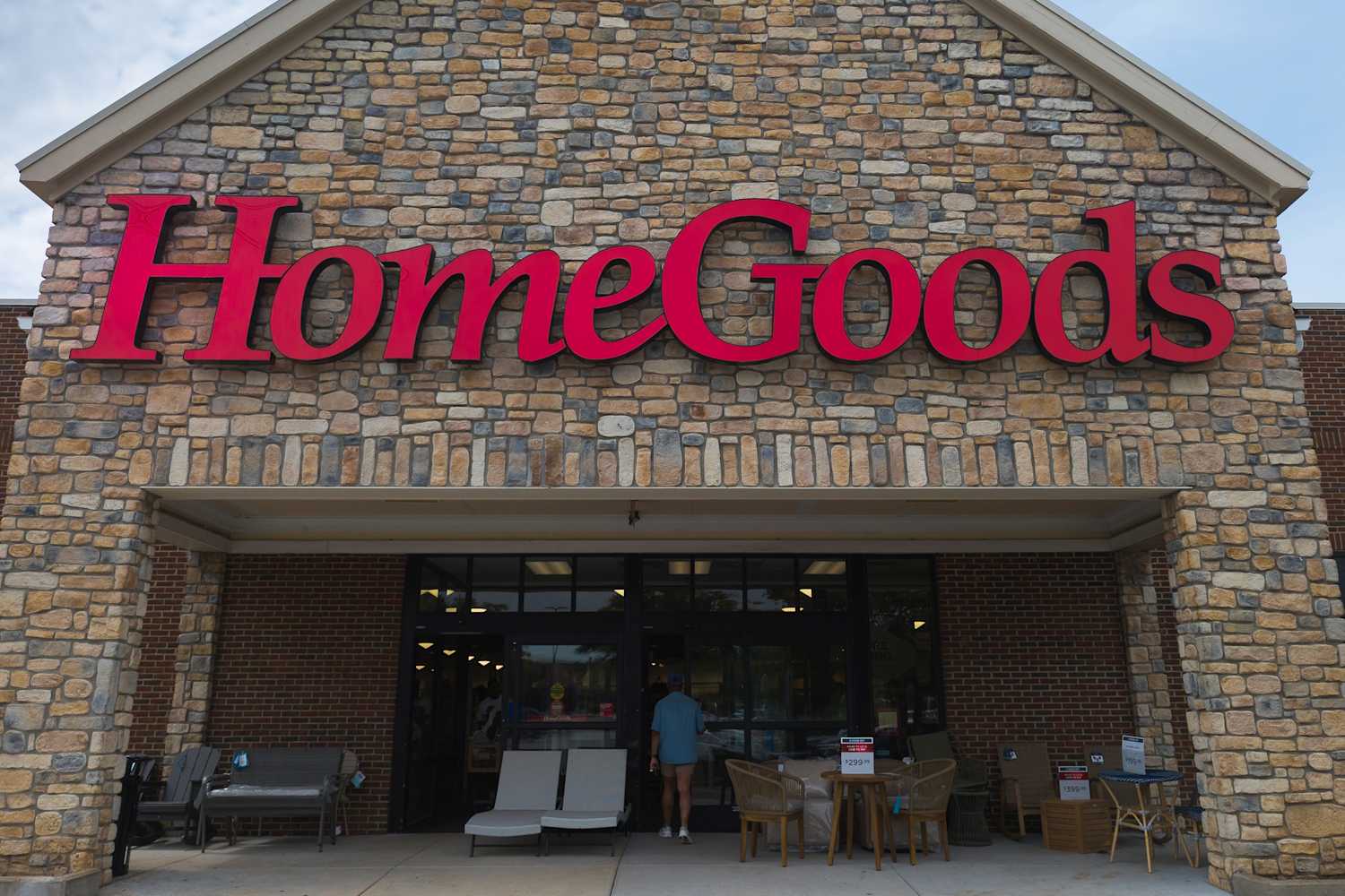 HomeGoods Is Selling a Banker’s Lamp That’s Going Viral | Apartment Therapy