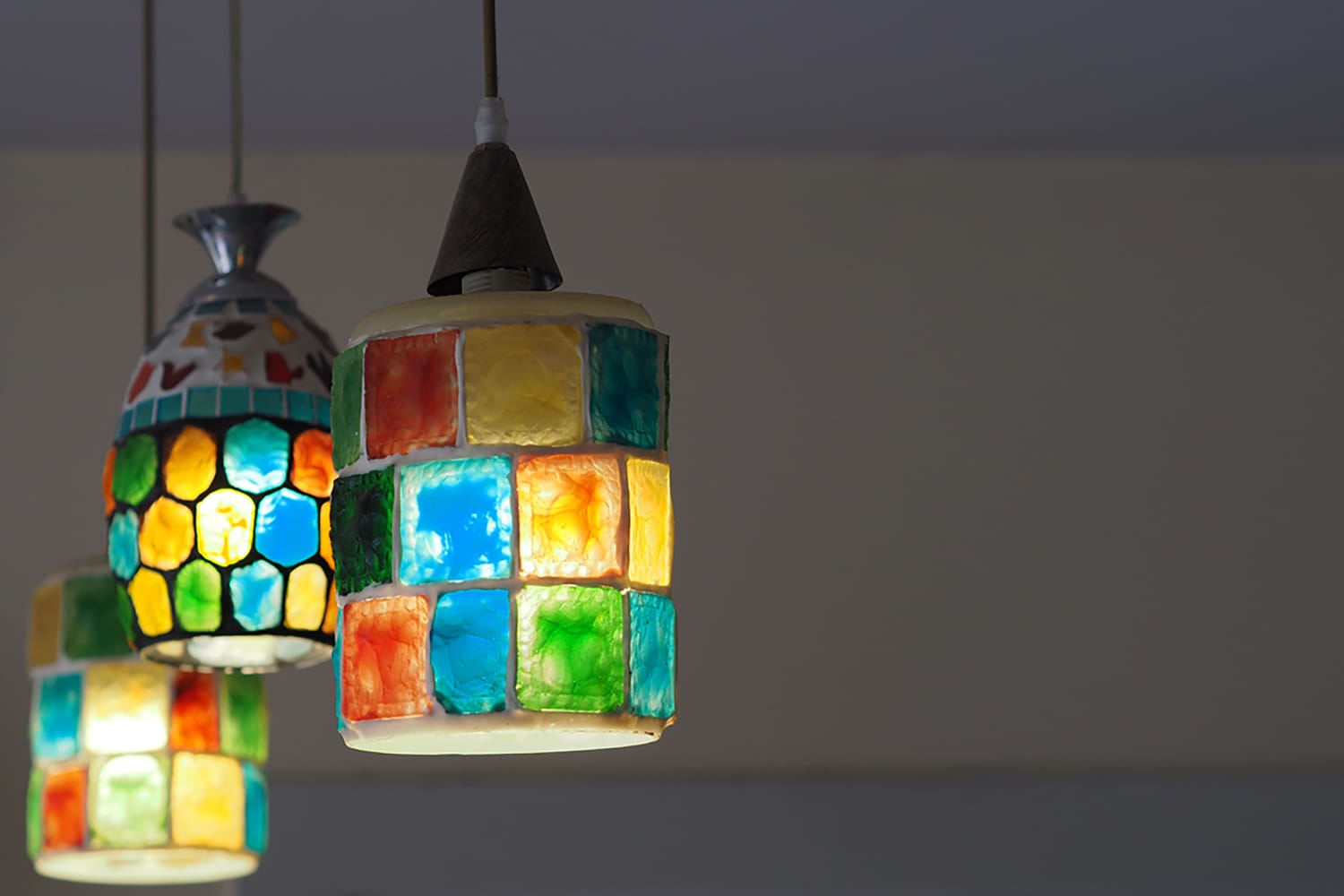 This $20 Stained Glass Lighting "Hack" Transformed My Life | Apartment ...