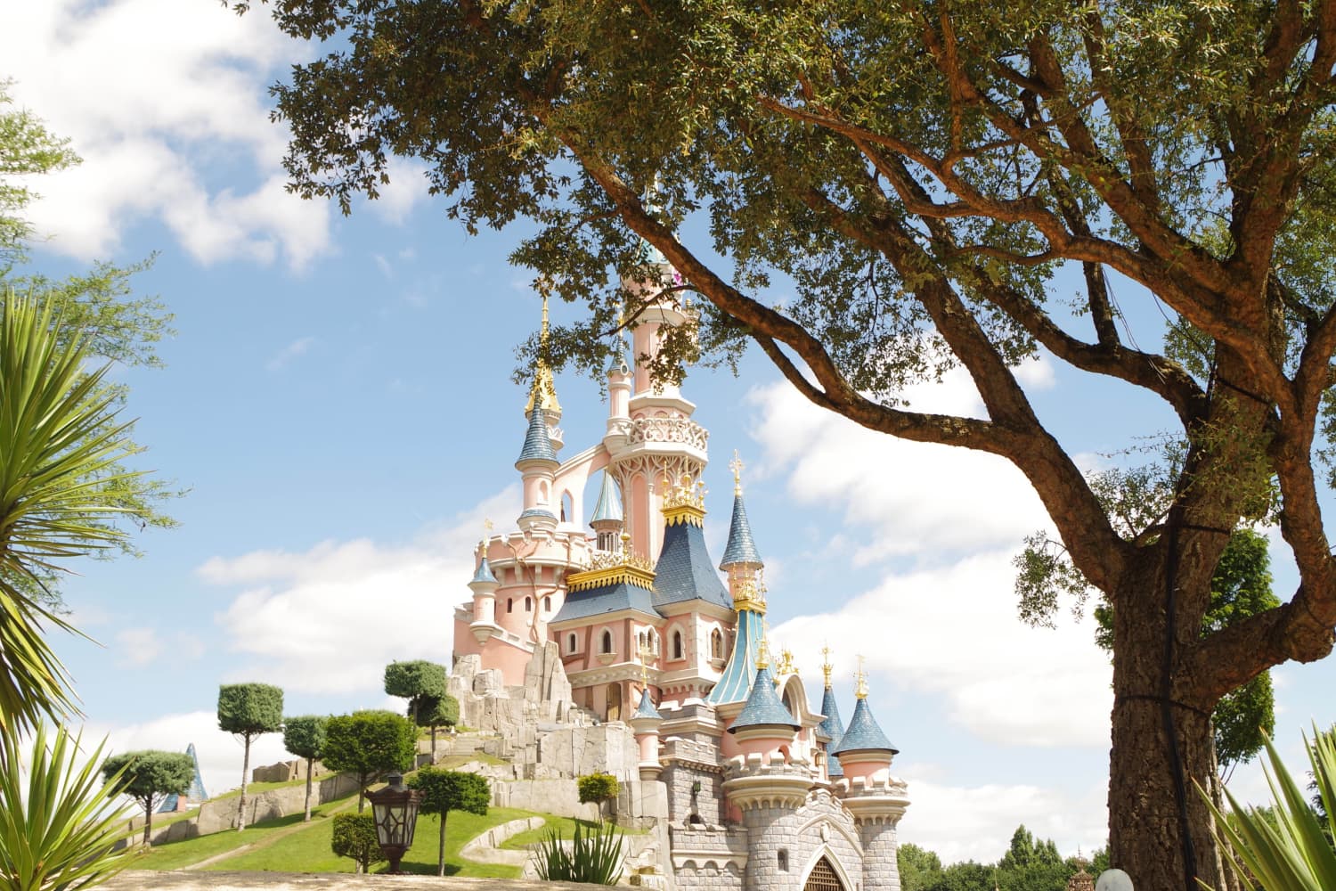 Take a Virtual Tour Through Disneyland Paris and Say Bonjour to Mickey ...